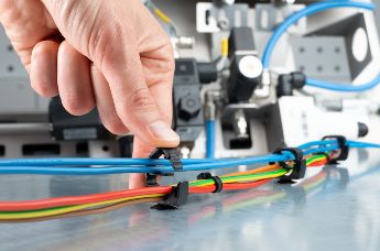 Oplossingen voor kabelklemmen: zelfklevende en schoefbare opties